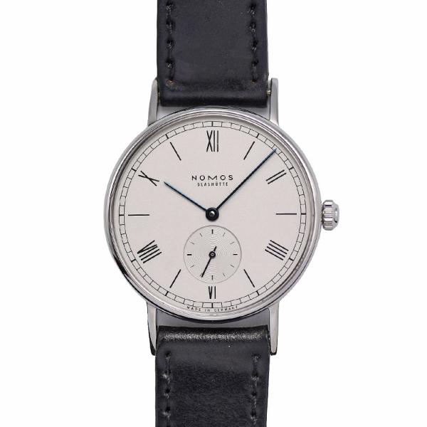 商品名：NOMOS　Ludwig 35型番：LD1A2W2素材：ステンレススチール／サファイアガラス／コードバンレザームーブメント：手巻き　振動数 21600振動　片振り 0.0ms　平均日差 -5秒防水性能：日常生活防水（5気圧）文字盤色...