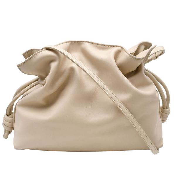 商品名：LOEWE　フラメンコ クラッチ ミディアム 2wayショルダーバッグ クラッチバッグ型番：A411FC1X素材：レザーカラー：アイボリーベージュ系/ゴールド金具仕様：【開閉】巾着&amp;マグネット式サイズ：約W30cm×H23c...