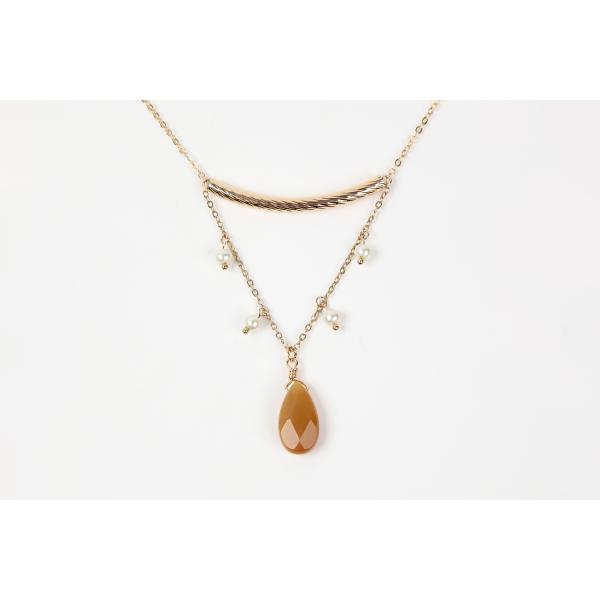 スマイルモチーフにクリスタルを合わせたネックレス。程よい存在感が大人っぽい雰囲気を醸し出します。コーデを選ばず身に着けられるデザインなのでデイリーにも使えます。