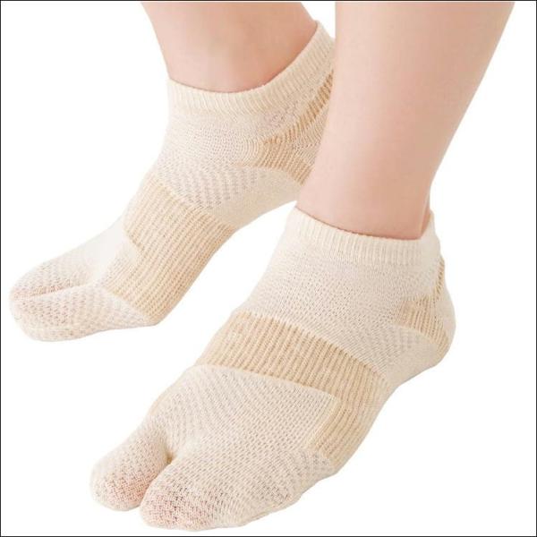 履くだけカンタン外出中もこっそり外反母趾をサポートカンタンに履ける靴下タイプだけどサポート力はしっかり。1枚で履いてもOK、靴下やストッキングの下に履いてお出かけ時にこっそりサポーターにしてもOK。汗や臭い対策としても。●ストッキングや靴下...
