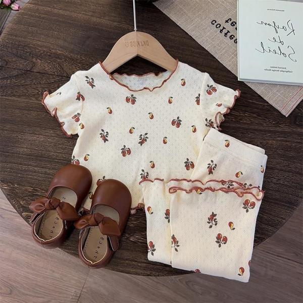 【商品説明】こちらは、涼しげなメッシュ素材と可愛いプリントが魅力の、女の子向け夏用セットアップです。半袖トップスとワイドパンツの上下セットで、3 種類の柄からお選びいただけます。デザイントップスは、メッシュ素材の半袖デザインで、襟元と袖口に...