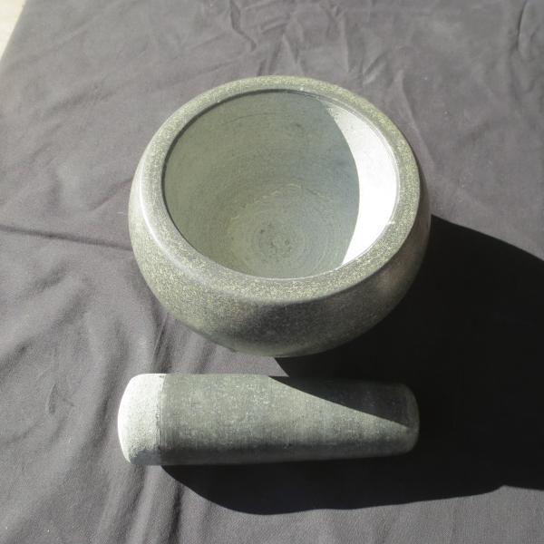 クロック ヒン すり鉢すりこぎ  1セット  直径16cm  素材 :天然花崗岩　重   量：すり鉢約2.85〜3.3kg、すりこぎ棒約650g　 サイズ：すり鉢：外径約16cm、 高さ 約9〜11cm、内径約10-11cm、深さ約6cm　...