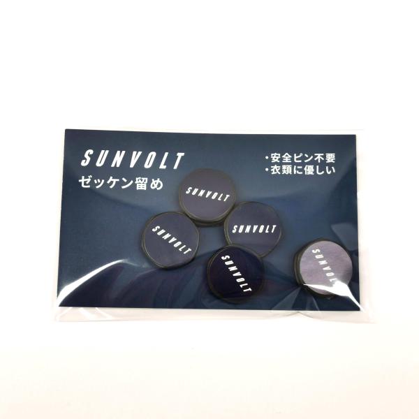 安全ピン不要・衣類に優しいゼッケン留めです。お気に入りのサイクルジャージに穴を開けずに、ゼッケンをとめられます。繰り返し使用できます。レースやイベントに最適。5ケ1セット※一般的な夏用ジャージに使用可能ですが、分厚い生地等の場合はとめられな...