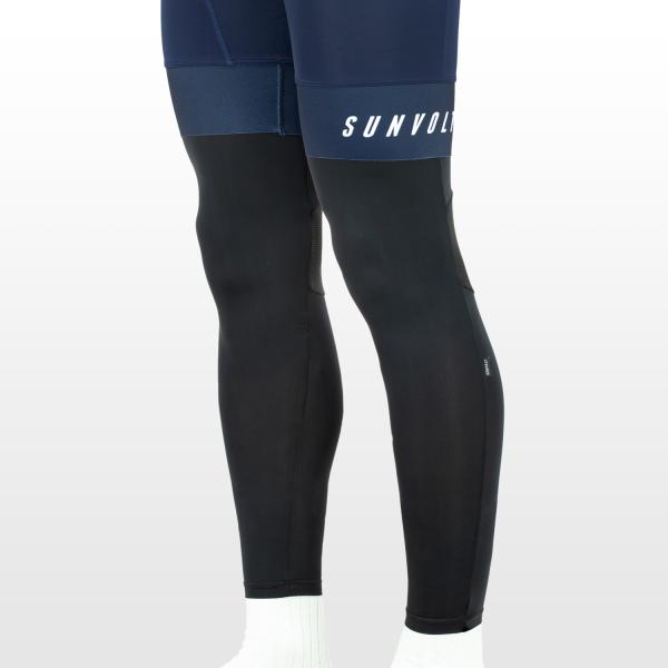 独自の軽量生地でサラっとした肌触り。速乾素材でベタつかず熱がこもる感じがありません。真夏でも涼しくUVカット！日焼けによる疲労や体力の低下も防ぎます。抜群の伸縮性でライディング時の嫌なつっぱり感がありません。膝裏には蒸れを防ぐメッシュ生地を...