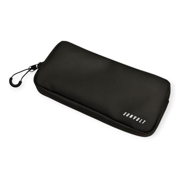 サイクリングに必要な小物がきれいにおさまる機能的なポーチです。・スマートフォンや保険証などのカード類、紙幣や小銭も収納できます。・止水ファスナー＆汗や水に強い素材を採用。・しなやかな素材でバックポケットにピッタリ収まります。・使いやすさにこ...