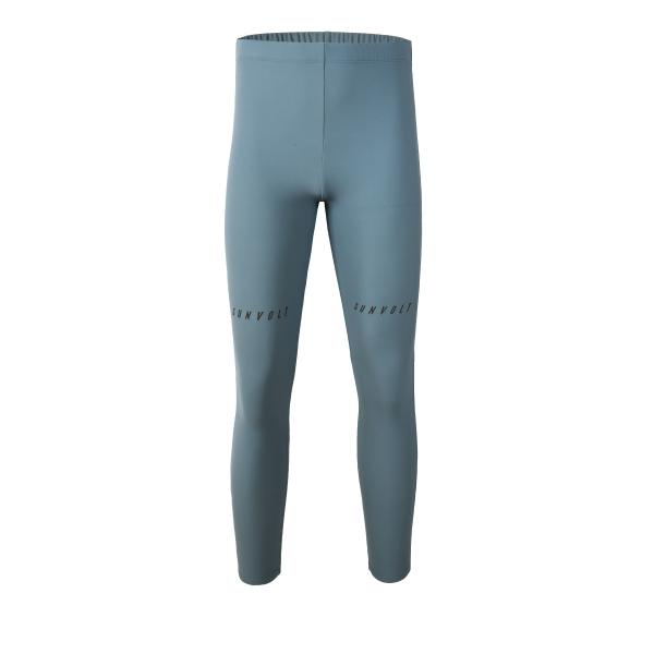 シクロクロスや冬のレース前に欠かせない、「撥水」+「裏起毛」素材のウォームアップタイツ。スタート直前まで脚を冷やさず、集中力とパフォーマンスをしっかりサポートします。特に冷えやすい待機時間でも、脚全体をじんわりと暖め、スタート2分前まで理想...