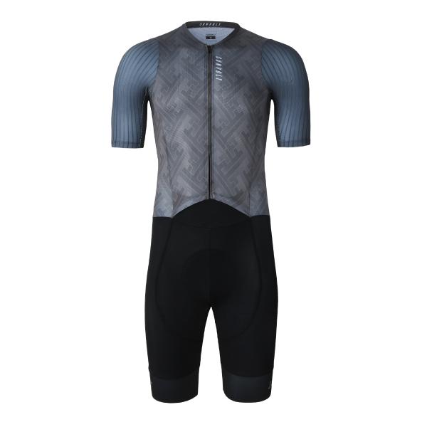 ミドルグレードながら、ハイエンドモデルに迫る高性能と手頃な価格を両立した、トータルパフォーマンスに優れたモデルです。袖部分には、レースシーンでトレンドとなっているエアロ効果が期待できる縦溝生地を採用。各パネルごとに、伸縮性・吸汗速乾性に優れ...