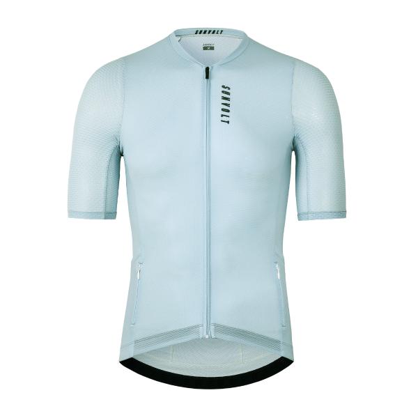 優れた機能性と、美しいシルエットを両立。伸縮性と吸汗速乾性に優れた生地を厳選し、最適なカッティングで仕立てた半袖ジャージ。動きを妨げない快適な着心地と、身体に吸い付くようなフィット感を実現しました。低めに設計した襟元や、やや長めのセットイン...