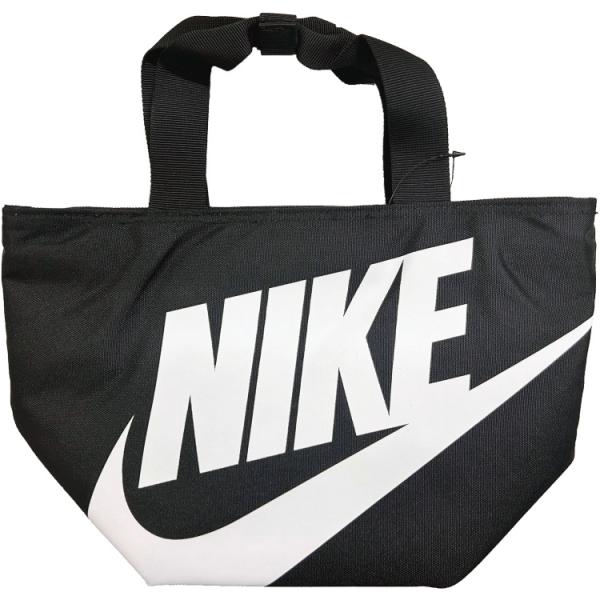 NIKE ランチトートバッグ・見た目以上の大容量で500mlペットボトル3本を収納できます。・保冷・保温・撥水加工なのでお手入れも簡単。・お弁当バッグやお買い物バックなどとしても活躍します。・台形フォルムに厚めの素材を使用しているので型崩れ...