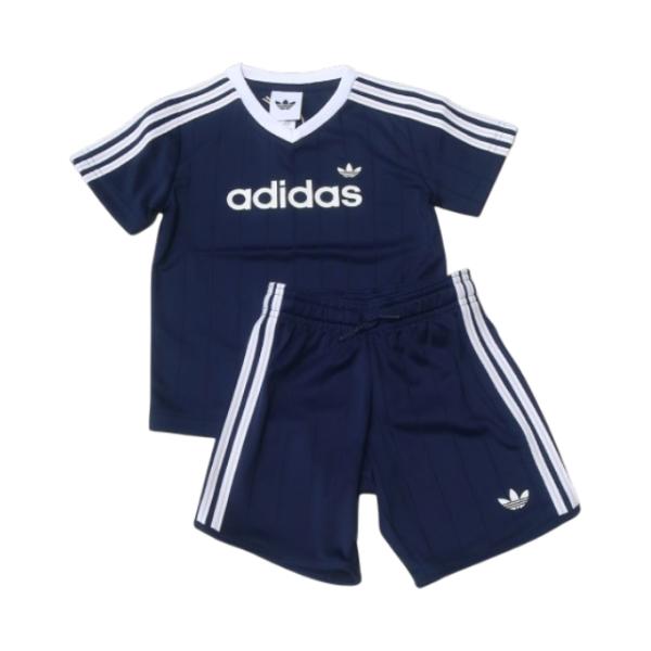 アディダスらしいクラシックなデザインが魅力の、キッズ用半袖Tシャツ＆ショートパンツのセットアップです胸元の大きなadidasロゴとトレフォイルロゴ、両肩・パンツサイドのアイコニックなスリーストライプスが存在感を演出。さらに、ピンストライプデ...