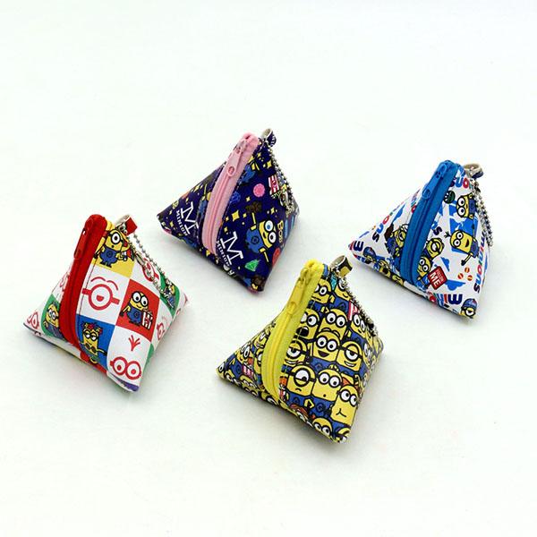 大人気キャラクター『ミニオンズ』の三角ポーチです！！小物入れにちょうどいい大きさです♪♪ポールチェーン付ですので、バッグにも付けられます☆☆・商品サイズ(mm)　　　：H90×W100×D20・パッケージサイズ(mm)：H150×W120×...