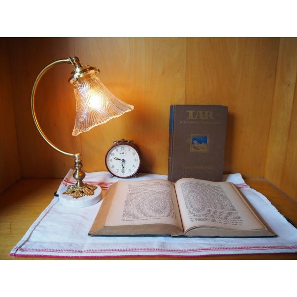 ほんのりと優しい灯りが癒してくれます品番：FC-830G 02Cサイズ(mm): W240/H310/ベースφ100口金サイズ：E17シェード取り付け方式：キャッチ式定格消費電力：60W付属電球：LED電球（40W相当）スライドスイッチ付き