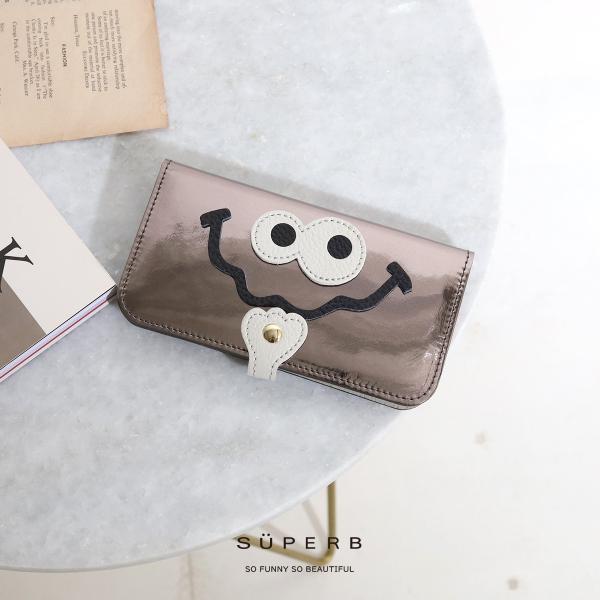 ■購入時の際に【全3色】よりお選び下さいゴールド/シルバー/メタリック【購入前の注意点】革の表面を鏡面加工を施しす事で【鏡/ミラー】のような箔加工へと仕上げたレザーとなります。特殊な加工を施した表面が特徴のため「線キズ」「シワ」「ミシンステ...