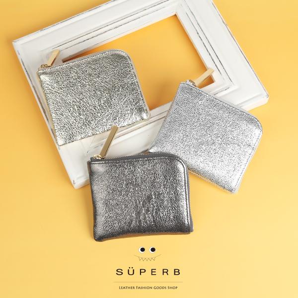 【発売日：2023年05月23日】■ご購入時の際に【全3色】よりお選び下さい。シルバー/ ゴールド / メタリック※全体的にシボ感のような表面加工を施した素材となり、風合いの大小を初めとした、表情が前後いたします、ご理解/ご了承の上ご検討く...