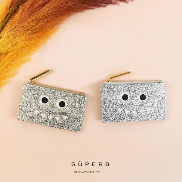 ■ご購入時の際に【全3色】よりお選びください。シルバー/ゴールド/メタリック【購入前の注意点】革表面に箔加工/シボ模様の加工を施しており、風合いや、加工の大小など、一律ではない表面の個体差がございます。■デザイン/ディティールキャッシュレス...