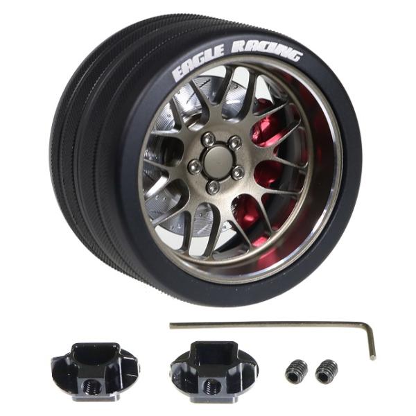 本品はスケール感あふれるメタルグリップタイプの送信機用ステアリングホイルです。実車ホイールさながらの精密なディティールにより、ドライビングシーンをより一層引き立てます。2種類の新型ステアリングホイルアダプターは、アソビ調整用セットスクリュー...