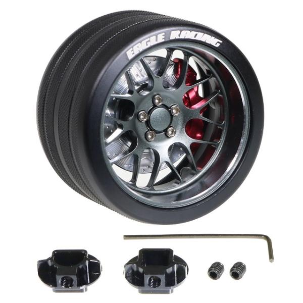 本品はスケール感あふれるメタルグリップタイプの送信機用ステアリングホイルです。実車ホイールさながらの精密なディティールにより、ドライビングシーンをより一層引き立てます。2種類の新型ステアリングホイルアダプターは、アソビ調整用セットスクリュー...