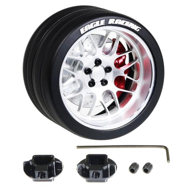 本品はスケール感あふれるメタルグリップタイプの送信機用ステアリングホイルです。実車ホイールさながらの精密なディティールにより、ドライビングシーンをより一層引き立てます。2種類の新型ステアリングホイルアダプターは、アソビ調整用セットスクリュー...