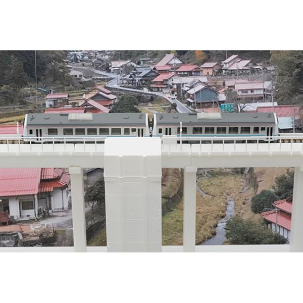 三江線は日本海に接し山陰本線と接続する江津から芸備線と接続する三次までを結ぶ108.1kmの路線です。1975年に全線開通し今日まで地域輸送を中心に利用されてきましたが、輸送量の減少に伴い、2018年3月31日での廃止が予定されております。...