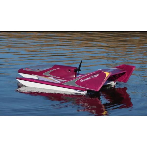 シーガルの運動性能を向上させ、パターンフライトの性能を持つまで進化しました。従来、水平尾翼だけの動翼を主翼板にも追加、4エレボン仕様になりました。エルロンの効きが飛行機と同じ効きになり、飛ぶだけのフライングボートから演技できる性能に進化。何...