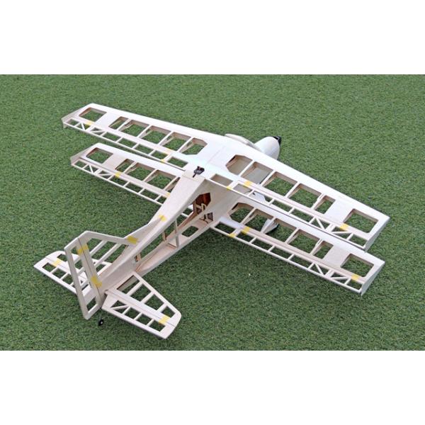 F3Aパターンが行える小型機体で、ローリングループをやり易く、スナップロール、スピンなど失速系の演技、ローリングサークルなど側面が無くては出来ない演技も的確に行えます。飛行中の落ち着きは、クラスを超えた飛びに仕上げました。※本製品は中上級者...