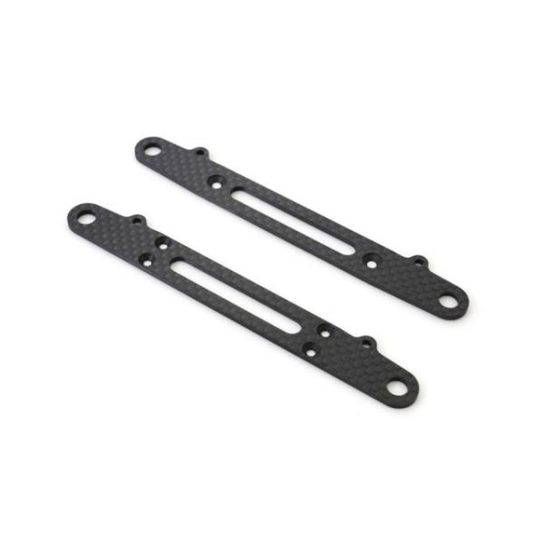 ファントムEP 4WD用カーボン製フロントサスアーム。FRP製の上下サスアームから換装する事で軽量化とフロント周りの剛性をアップし、ステアリングの初期反応が向上する。