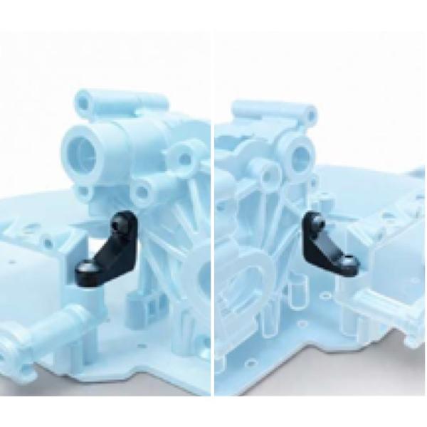 RDXのギヤボックスとバッテリーホルダーをつなぐアルミ製ブレースです。モーターが左右に振られたときに発生する荷重を、しっかりとメインデッキに伝えられます。