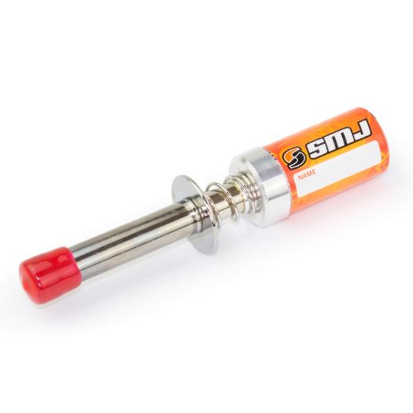 通電のトラブルが少ない、バッテリーと一体型タイプのSMJ ポケットブースター。鮮やかなデザイン、そしてネームシールはクリア収縮チューブ付きで、紛失を防ぎます。スプリング部を握ってプラグへアクセスするタイプです。