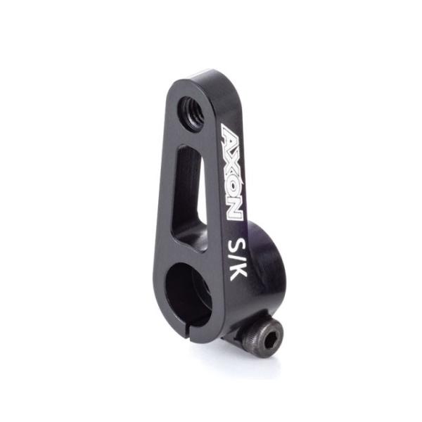 アクソンライトウェイトアルミサーボホーンはダイレクトなステアリングフィールを得るべく剛性の高いアルミ材を使用し、軽量な形状とサーボホーンのアーム長を絶妙にバランスさせました。それは最高のドライバビリティと軽快なステアリングフィールを生み出します。