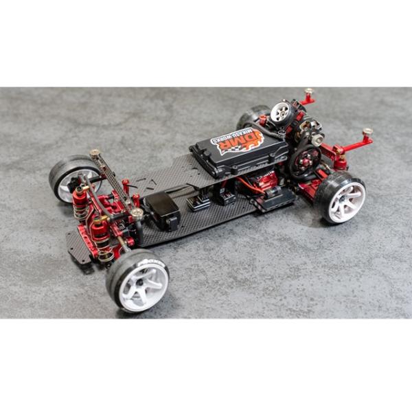 商品はメインシャーシとアッパーデッキのセットです。3mm厚の肉抜き無し・空力高剛性メインシャーシの前後マウント部を1mmフライス加工しジオメトリの自由度アップとドライブシャフト角を適正化出来ます。バッテリーを上部に縦置き+最適なジオメトリを...