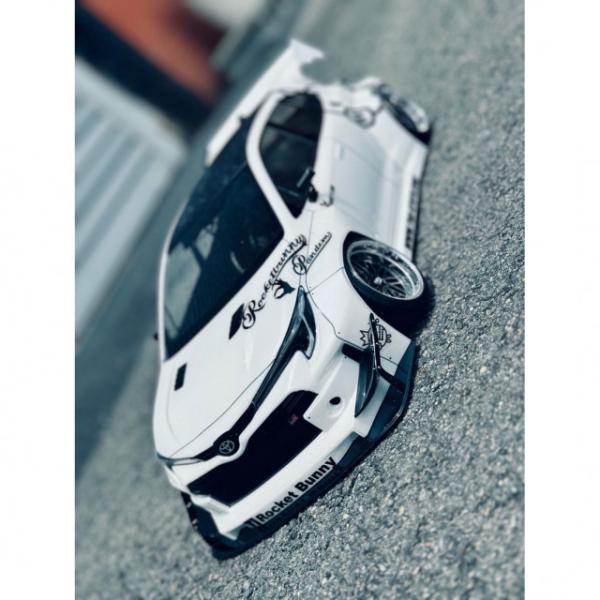 PANDEM GRカローラです。ホイルベース263mmなので殆どのシャーシに無加工で搭載が可能です。トレッドはフェンダーパーツを差し替えることで幅の変更が可能です。ヘッドライト、 テールライト、エンブレムはラップアップネクストとのコラボによ...