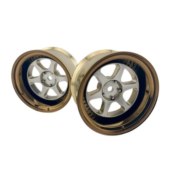 よりワイドに!よりディープに!よりパワフルに!観るもののレーシングスピリットを掻き立てる普遍の6スポークスタイリング。人気のクロームで処理をし、L1のディテールを極限まで再現してディープリムを実現!ドリフトシーンだけではなくドレスアップにも...