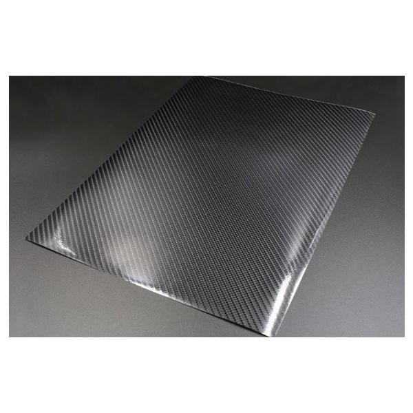 本物のカーボンのようなリアルな質感に仕上げた光沢のあるカーボン調ステッカーはボディー等のルックスアップに最適です。比較的伸びやすい素材を使用していますので曲面上でも貼りやすく、ドライヤー等で温めれば複雑な面に貼ることも可能です。サイズは23...