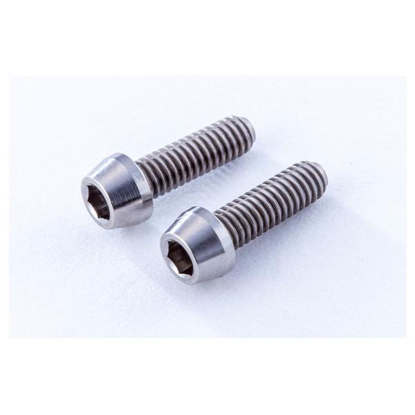 SPMチタン製のM2.5×8ｍｍキャップスクリューです。MC-lllのアッパーアームピン取付用に採用されている他、汎用パーツや補修パーツとしてもご使用いただけます。製品は２本入。