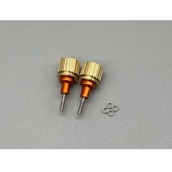 真鍮から削り出した5gのバランスウエイト。ミニッツAWDの標準リヤサスペンションユニットとオプションのDWS（リヤダブルウイッシュボーンサスペンション）に対応。取り付け位置を高くすることでシャシーのロールが増え、実車のような動きを楽しめる。...