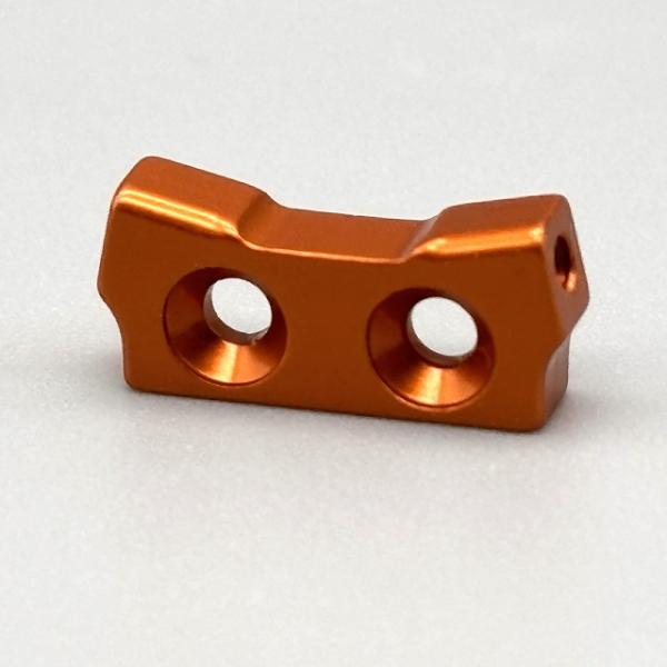 MRD シリーズ用オプションパーツアルミ削り出しのフロントショックステー。ショックの取り付け強度を向上し安定した作動を約束。同時に耐久性を向上し破損を防ぐ。フロントの荷重を増やすバランスウエイトとしても使用可能。MRDのイメージカラーのオレ...