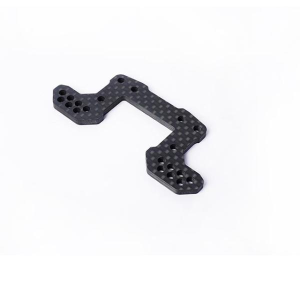 3mm厚カーボンから切り出されたオプティマミッド用リアアッパーアームマウントプレートです。内容量：１枚