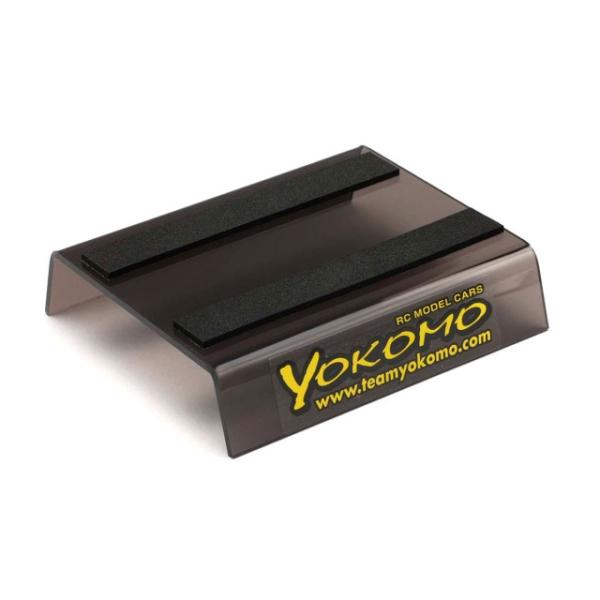 RCカーのメンテナンス時に便利なメンテナンススタンドです。高さは約38mmで、12分の1レーシングや10分の1ツーリングカーなどに使いやすいサイズとなっています。アクリル製。