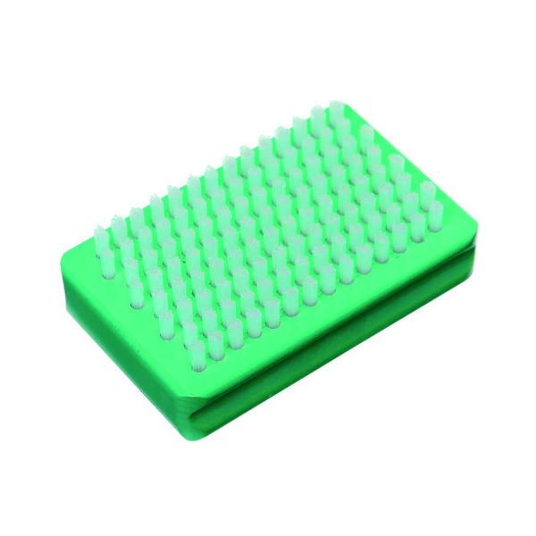 ナイロンブラシボアブラシの次に使用するブラシ。滑走面磨き用。ブラシクリーナーで洗えます。ワクシングの後、ボアブラシの次に使う事で、滑走面の表面に残ったワックスを薄く均等に延ばし、磨き上げる事ができます。生塗り時使用の際は、余分なワックスを取...