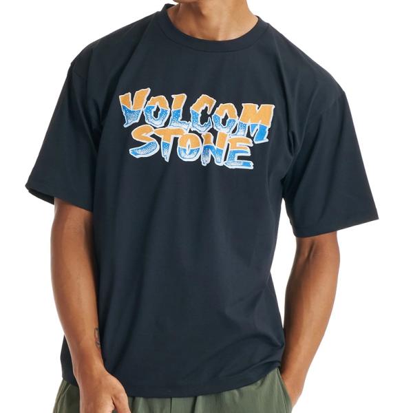 VOLCOM BURNING SURF SSカラー：BLACKコットンタッチのポリエステルジャージーを使用した、半袖ラッシュガード/ユーティリティTシャツ。ポリエステルの捲縮糸（けんしゅくし）によって、高いストレッチ性を保ちながら劣化に強く...