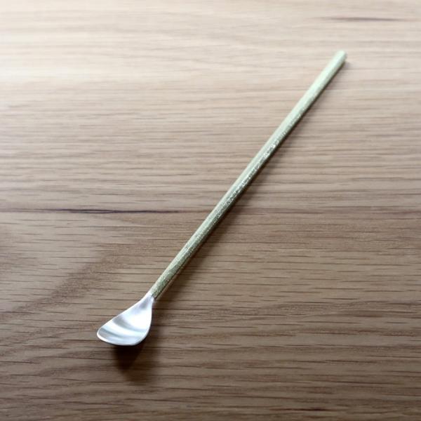 真鍮鋳肌を持ち手に活かしたカトラリーシリーズ。柄は真鍮鋳肌仕上げ。そのザラッとした表面によって、手にしたときにしっかりグリップすることができます。使用している真鍮は鉛を含まない独自開発の真鍮を用いています。先端部分はヘアラインに磨いた後、銀...