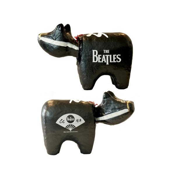 約四百年前、会津藩主蒲生氏郷が始めた民芸品赤べこ。 平安時代に蔓延した疫病を払った赤い牛が由来で、、赤い色は病魔を払うと考えられています。 赤べこに描かれている黒い点は、「疱瘡（ほうそう）」（天然痘）を表したもので、かつては死に至る病気だっ...