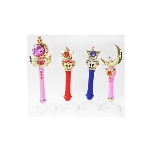 商品名：中古トレーディングフィギュア 全4種セット 「美少女戦士セーラームーン スティック＆ロッド」2275843商品解説■「セーラームーンスティック＆ロッド」が登場です。セーラームーンのに登場する変身アイテムを台座に立てて飾ることができま...