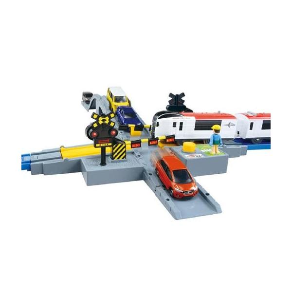 商品名：新品おもちゃ プラレール J-20 オート踏切(トミカ対応)商品解説■トミカと一緒に遊べる踏切が登場!トミカシステムとコラボによるトミカ連動商品。プラレールの通過に合わせてトミカが踏切を一斉発進アクション。ボタンプッシュすれば、好き...