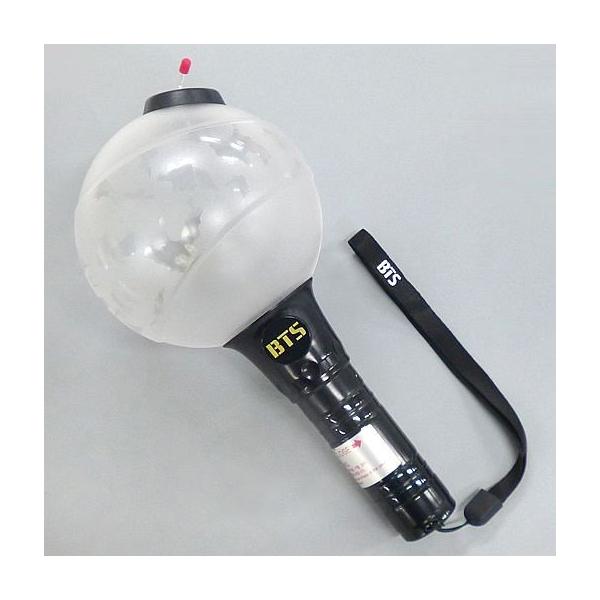 商品名：中古ペンライト・リングライト BTS(防弾少年団) オフィシャルライトスティック7115G商品解説■防弾少年団の公式グッズです。【商品詳細】サイズ：全長約24cm使用電池：単4電池×3(別売り)※中古商品に関しまして、布袋の有無等の...