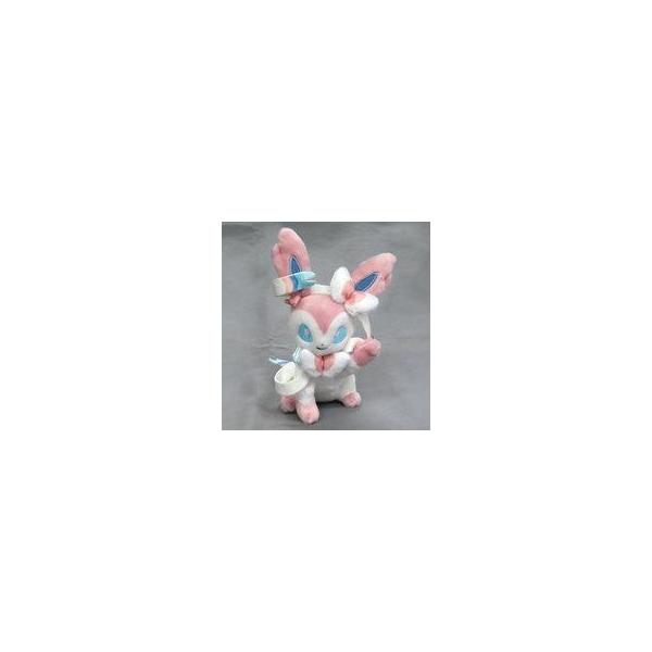 商品名：中古ぬいぐるみ ニンフィア ぬいぐるみ Eevee Collection 「ポケットモンスター」 ポケモンセンター限定商品解説■Eevee Collectionのおめかしをしたニンフィアのぬいぐるみだよ！おててを上げたポージングとお...