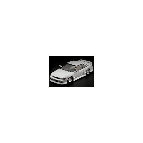 商品名：中古ミニカー 1/64 日産 シルビア S13 RHD(ホワイト) [64B0296]64B0296商品解説■付属のカスタムパーツを使いドレスアップ！車高調整可能交換用タイヤ付前後バンパー交換可サイドスカート交換可【商品詳細】スケー...