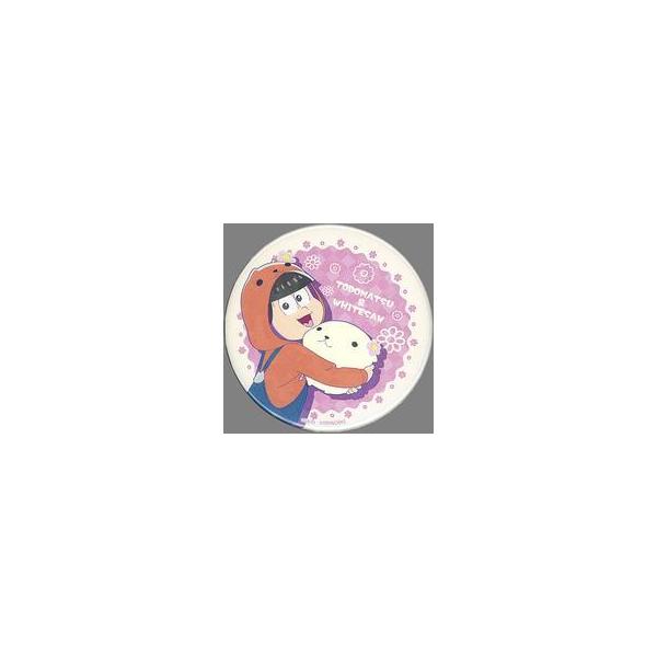 商品名：中古バッジ・ピンズ A.トド松＆ホワイトさん 「おそ松さん×カピバラさん ホログラム缶バッジ(65mm) 01.描き下ろし ミニキャラ」商品解説■キラキラなホログラム仕様の65mm缶バッジ。特別感を出すには最適です。【商品詳細】サイ...