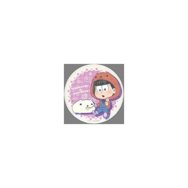 商品名：中古バッジ・ピンズ B.トド松＆ホワイトさん 「おそ松さん×カピバラさん ホログラム缶バッジ(65mm) 01.描き下ろし ミニキャラ」商品解説■キラキラなホログラム仕様の65mm缶バッジ。特別感を出すには最適です。【商品詳細】サイ...