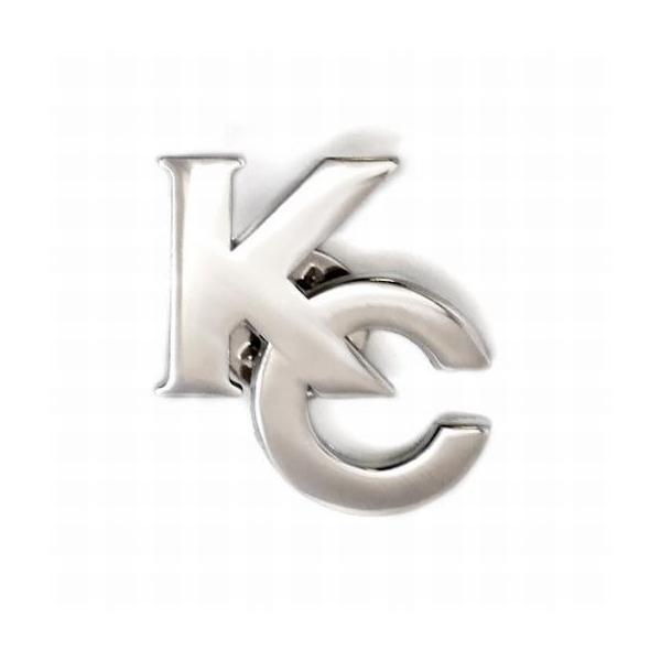 商品名：中古バッジ・ピンズ(キャラクター) KC(海馬コーポレーション) ピンズ 「遊☆戯☆王デュエルモンスターズ」商品解説■『海馬コーポレーション』のロゴピンズ。裏面は脱着しやすいピンズ仕様になっているので、白いコートの襟に装着するのはも...